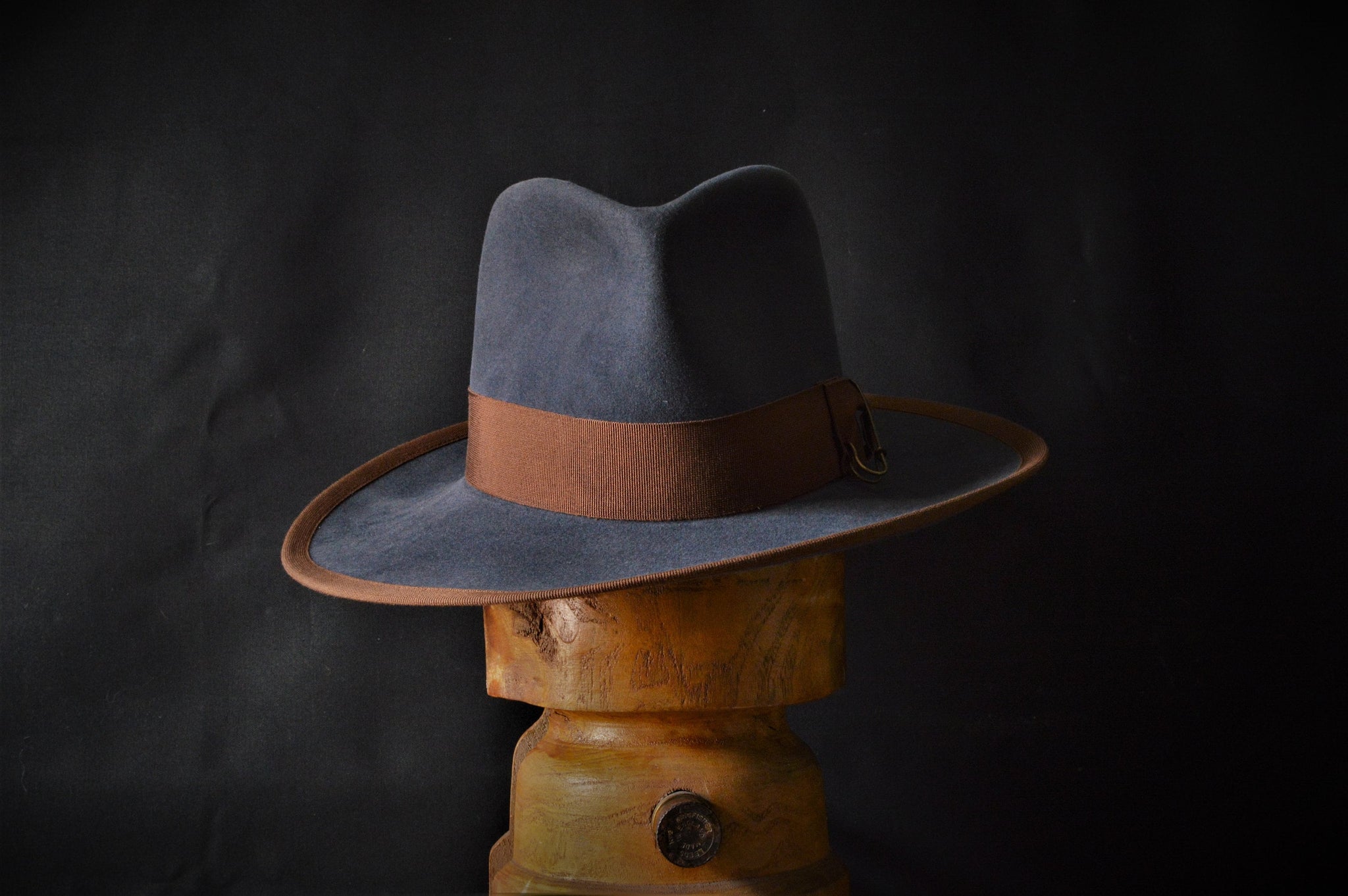 The stonemason- Wide brimmed fedora in slate grey rabbit fur felt, han ...